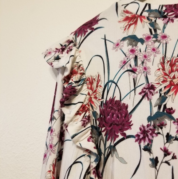 Daniel Rainn | Tops | Daniel Rainn Ruffle Shoulder Floral Print Top ...